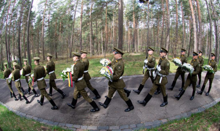 Premjeras: būtina saugoti karo aukų ir žmogiškumo pavyzdžių atminimą ...